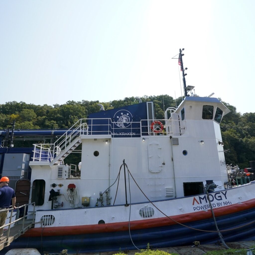 Tugboat powered by ammonia sails for the first time, showing how to cut ...