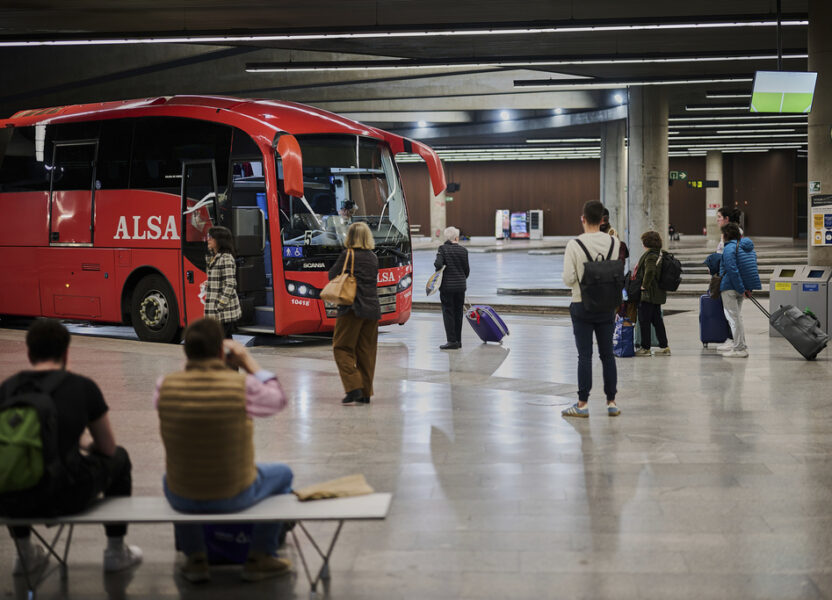 Massive power outage in Spain and Portugal leaves thousands stranded ...